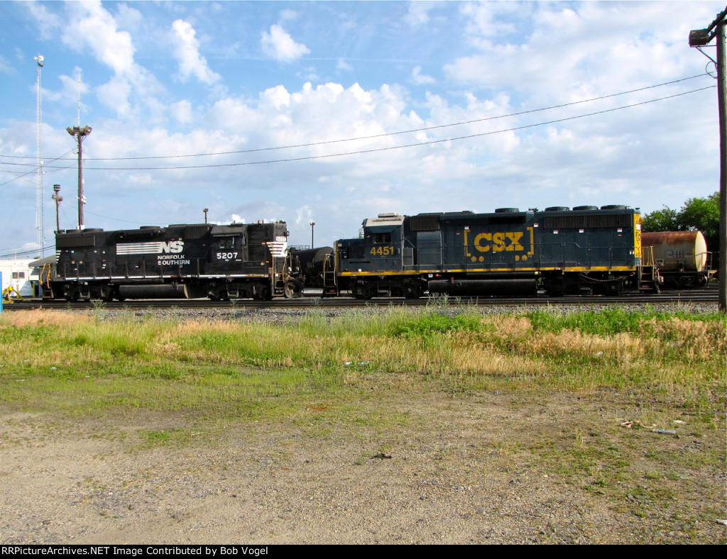NS 5207 and CSX 4451